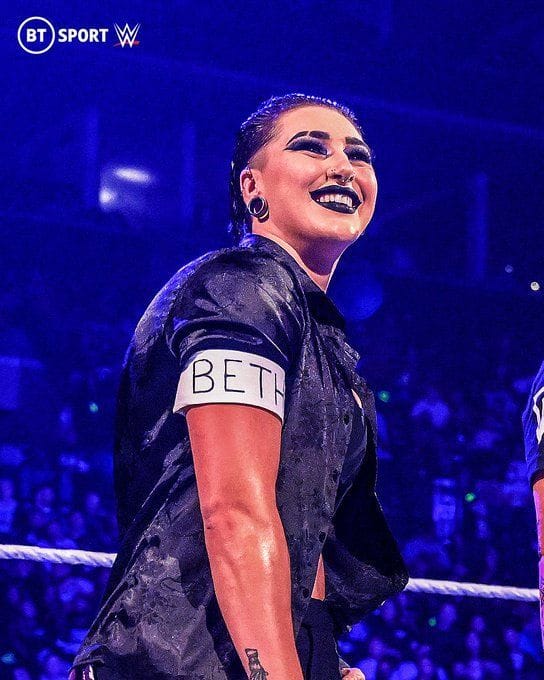 Rhea Ripley sends warning to WWE legend