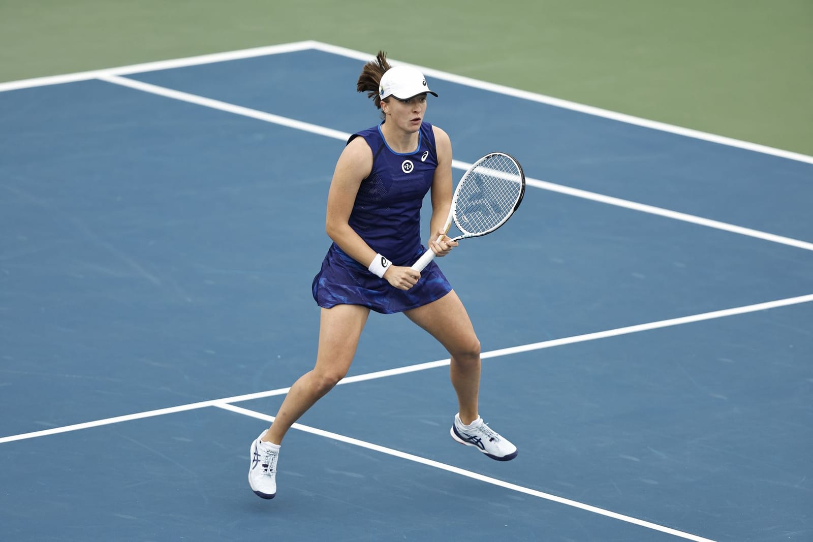 WATCH: Iga Swiatek poses on a surfboard after winning the San Diego ...