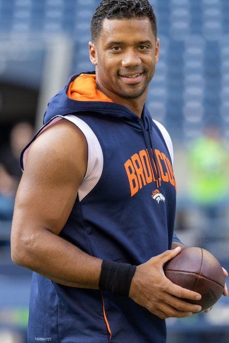 Travis Kelce gets candid about Russell Wilson's recent plane workout ...