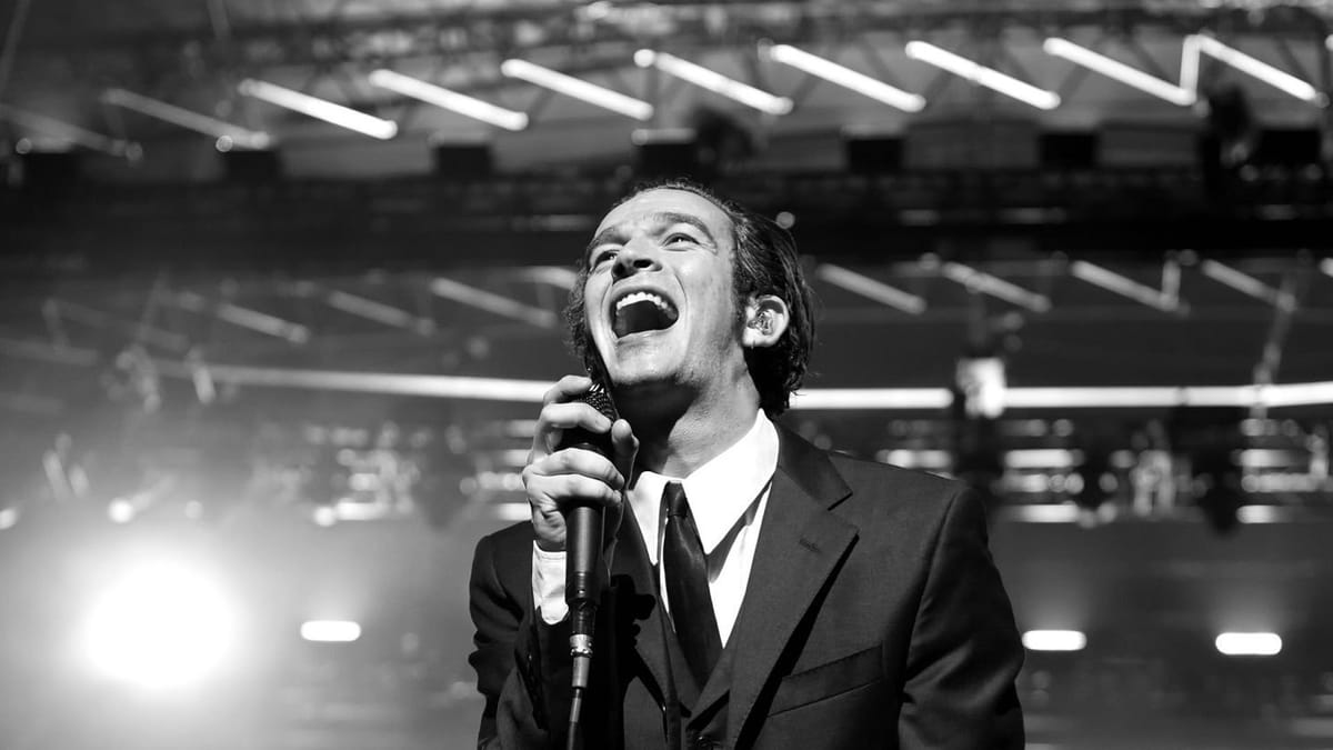 "He's gonna be sick": Video of The 1975's Matty Healy eating raw meat ...