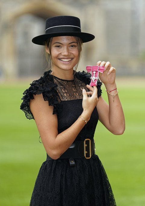 Tennis news: Emma Raducanu receives MBE honor from King Charles III for ...