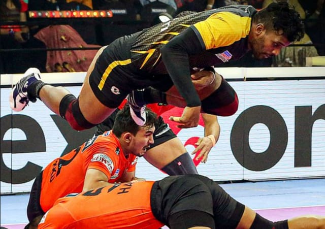 PKL 2022 में प्ले-ऑफ की दौड़ से बाहर हुई पहली टीम, सिद्धार्थ देसाई की टीम ने 39 दिन बाद जीता ...