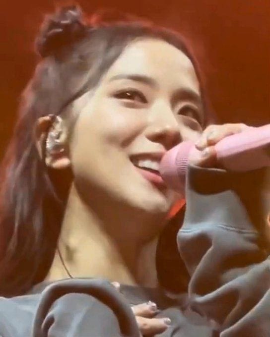 “Need to take care”: Fans concerned as BLACKPINK’s Jisoo performs with ...