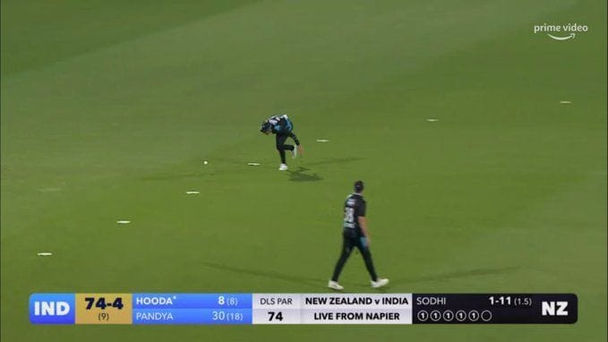 How did Mitchell Santner’s misfield off the last ball prevent a New Zealand win in Napier T20I?