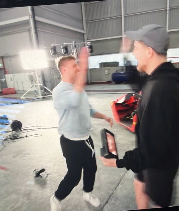 Miniminter explains how W2S won a private jet in MrBeast's challenge video