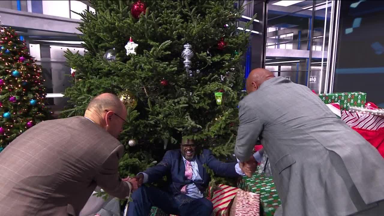 Shaquille O’Neal dives headfirst into Christmas tree after Ernie ...