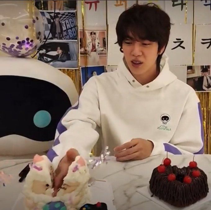 “I can't with him”: BTS’ Jin’s unique way of cutting his birthday cake ...