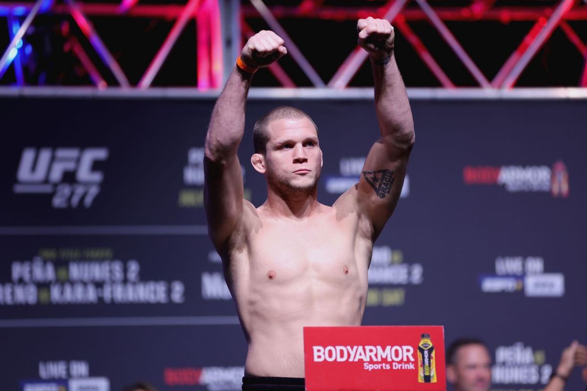 What is Alex Morono's UFC record?