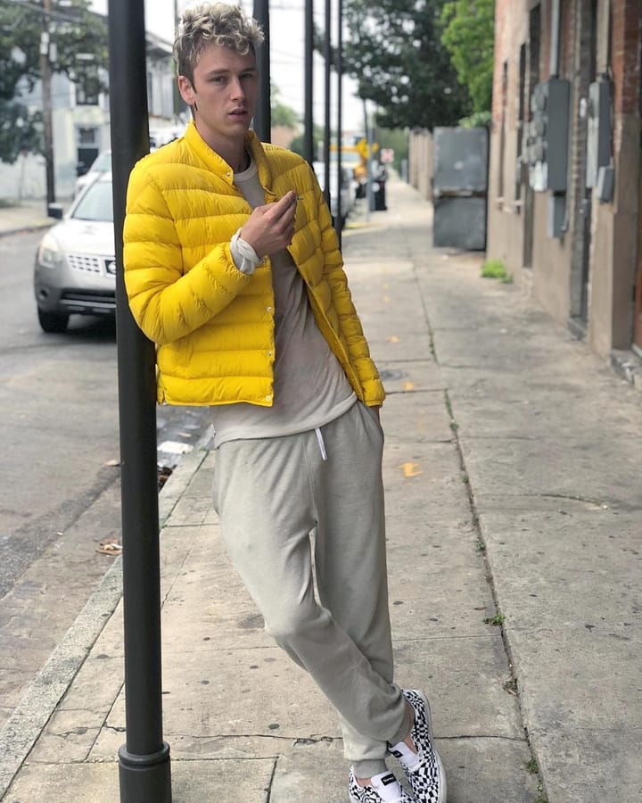 How tall is Machine Gun Kelly?