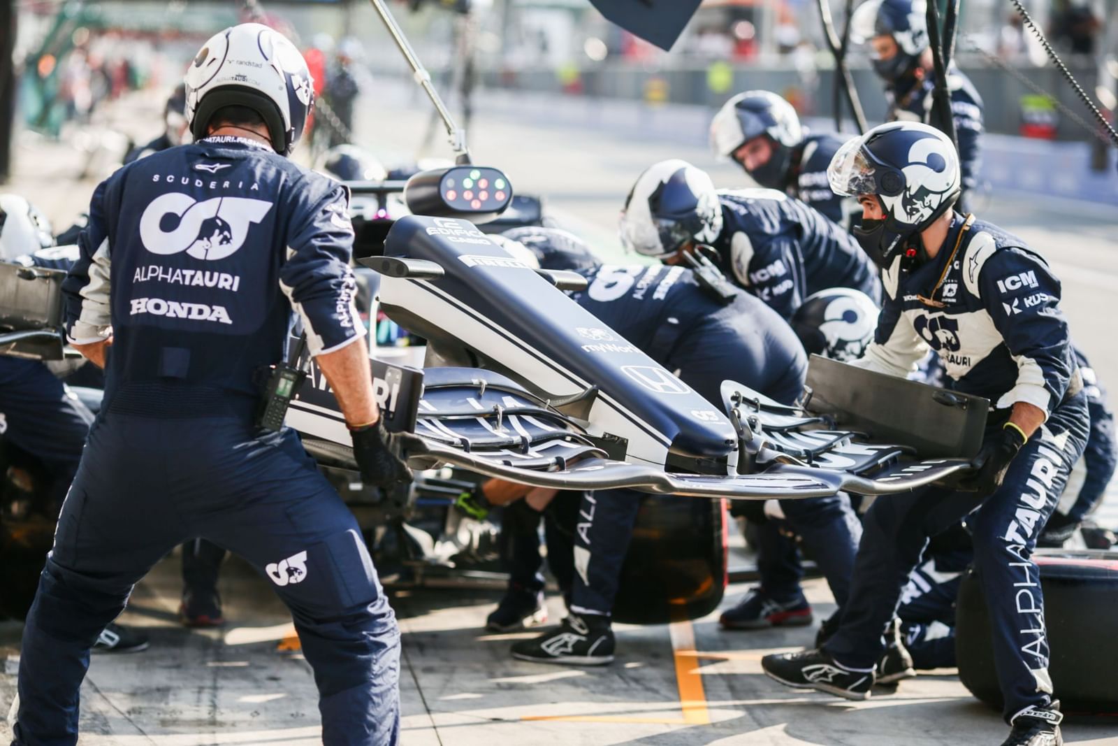 The roles within a Formula 1 pitlane crew