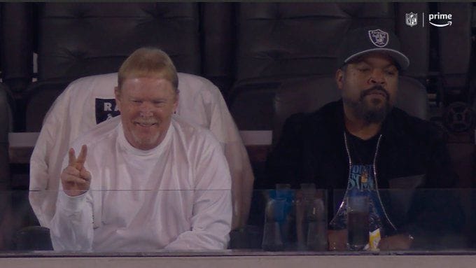 Fans roast Raiders owner Mark Davis’ bizarre fit for NFL owner meeting