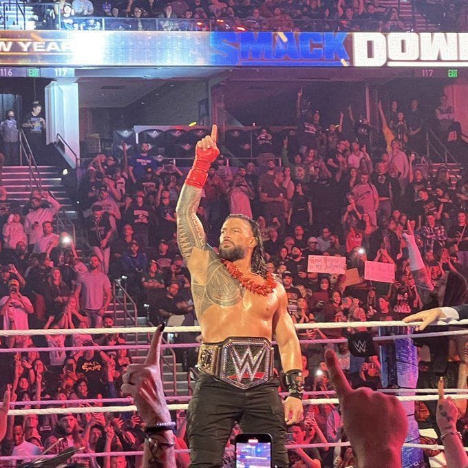 2 Top stars get busted open in SmackDown main event involving Roman ...