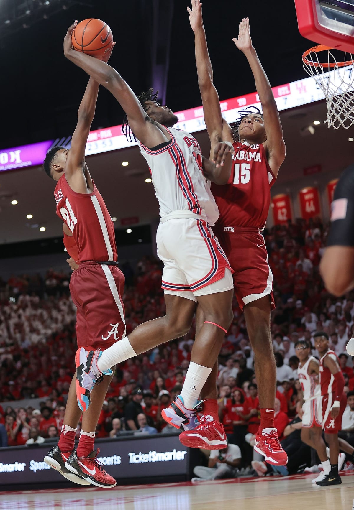 Who is Jarace Walker ? How has the 6'8" freshman forward fared for ...