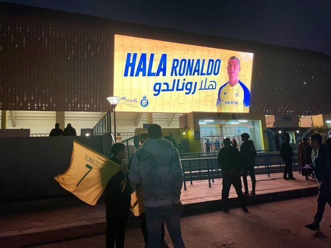 Manchester United slash prices on Cristiano Ronaldo merchandise after ...