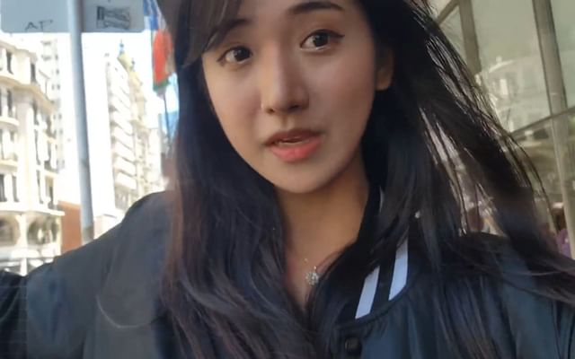 Twitch streamer Jinnytty gets robbed during an IRL livestream in Argentina