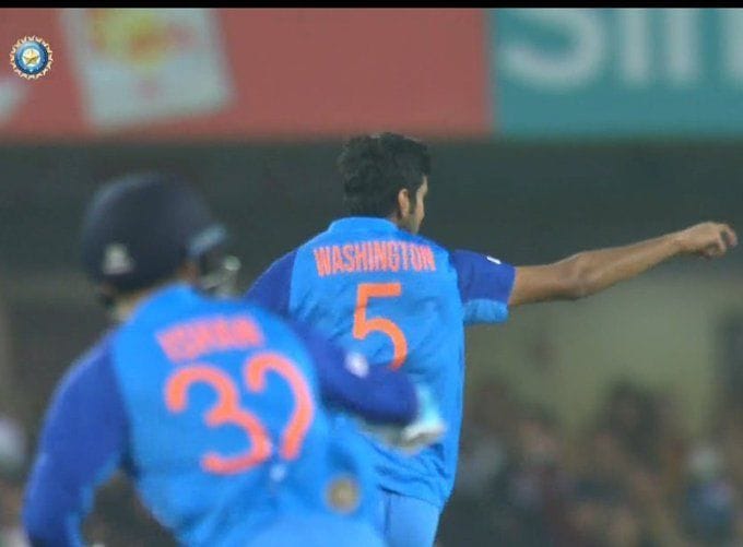 "Sundar in powerplays in something else" - Fans react to Washington ...