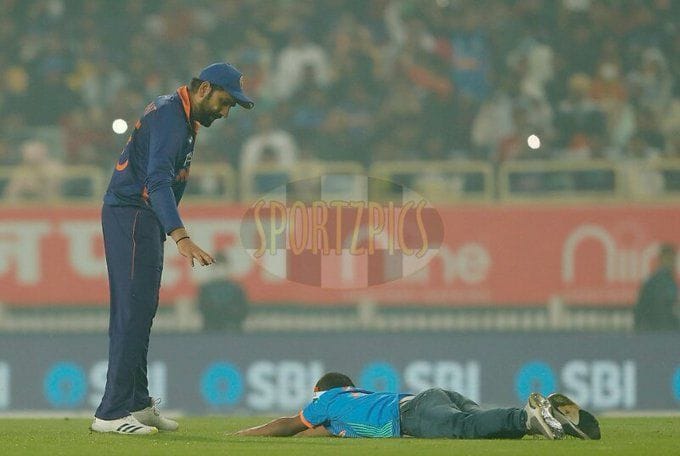 5 times a fan obstructed the field to meet Rohit Sharma