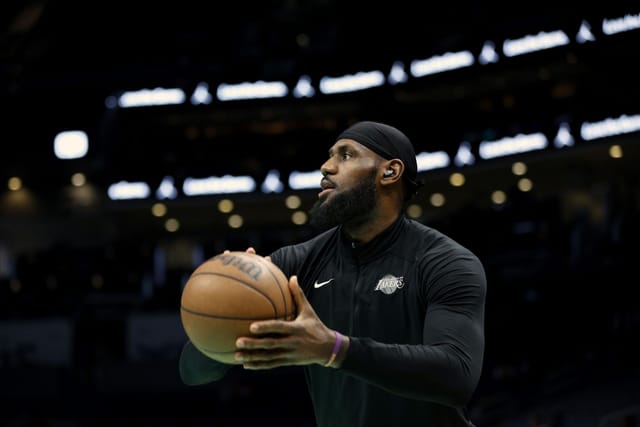 Watch: LeBron James practices Kareem Abdul-Jabbar’s skyhook during pre ...