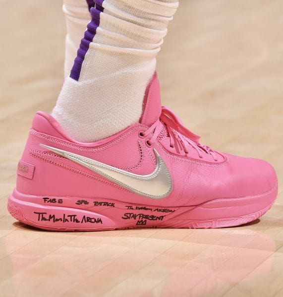 What was written on LeBron James' pink Nike shoes on his record ...