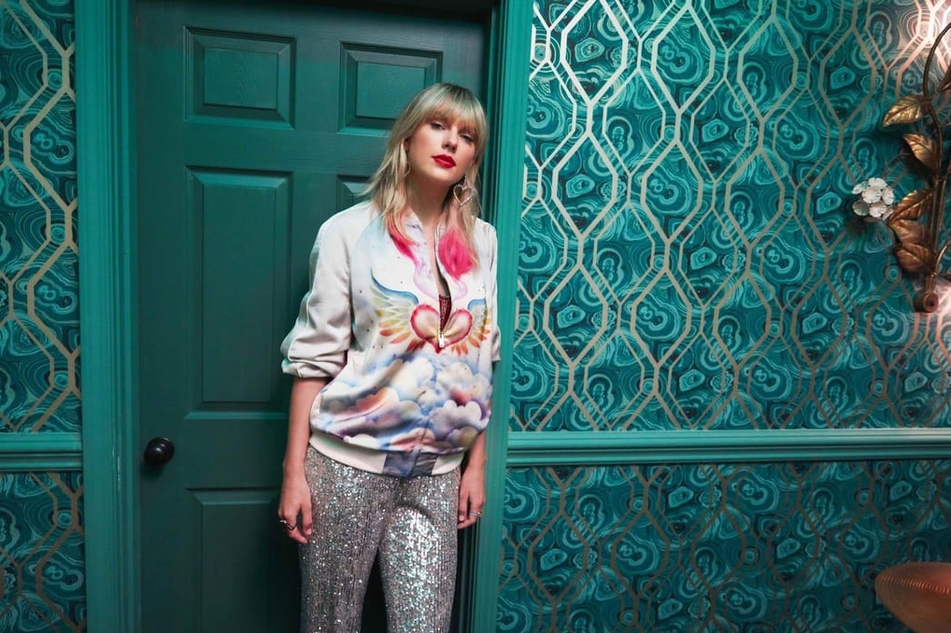 How old is Taylor Swift?