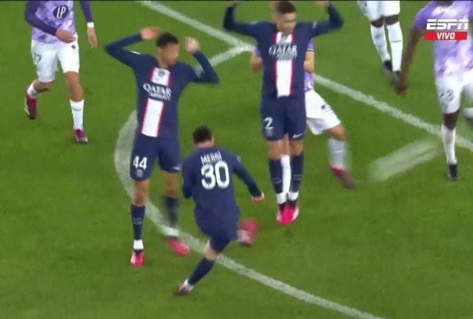 “Greatest player to kick a ball”, “Leave it to him and pray” - Fans ...