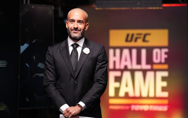 WATCH: UFC 284 lead commentator Jon Anik holds a massive Wombat