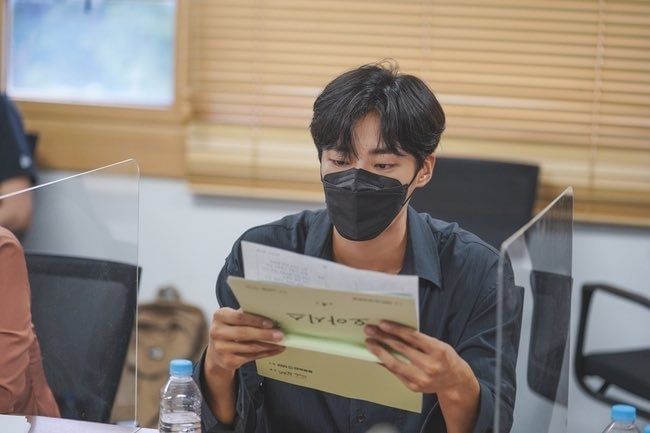 Jang Dong-yeon and Seol In-ah’s upcoming drama Oasis unveils a riveting teaser poster