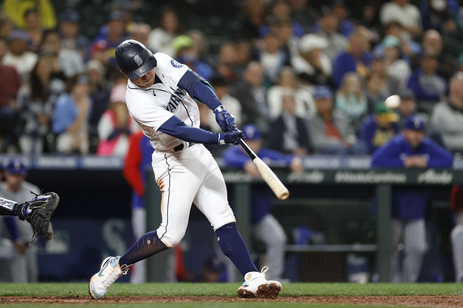 Seattle Mariners fans react to team agreeing to three-year extension with utility player Dylan ...