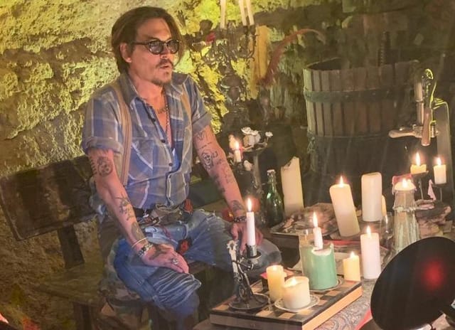 How tall is Johnny Depp?