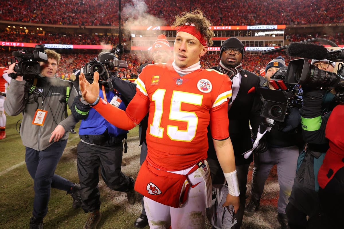 Pedro Pascal’s Chiefs statement on SNL has NFL fans in a frenzy