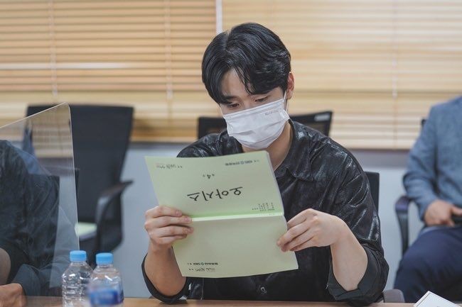 Jang Dong-yeon and Seol In-ah’s upcoming drama Oasis unveils a riveting teaser poster