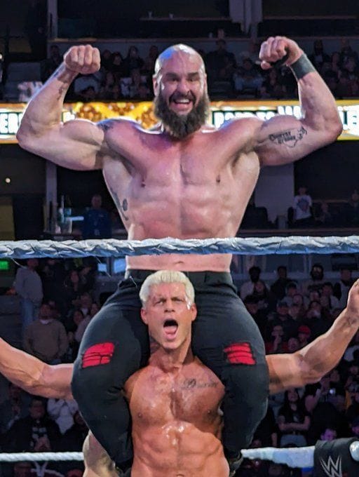 [PHOTO] Cody Rhodes lifts 385-pound WWE Superstar on his shoulders