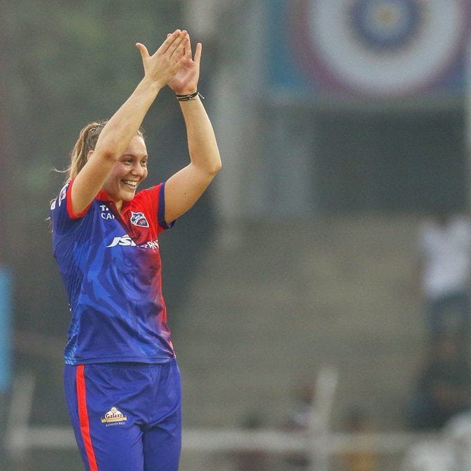 “Give her that English citizenship, Heather!” - Fans erupt as Tara ...