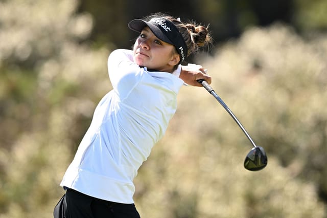 What is inside defending Masters champion Anna Davis’ bag?