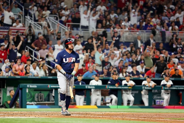 MLB fans astonished at Kyle Schwarber's ability to perform in the ...