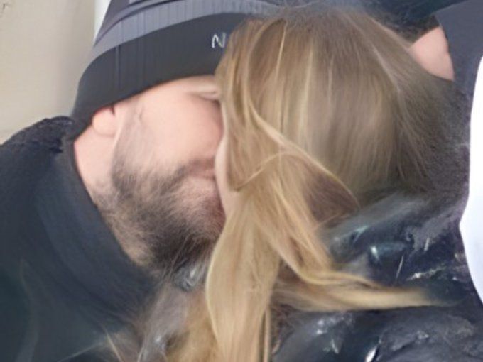 Gerard Pique spotted kissing new girlfriend Clara Chia the day Shakira ...