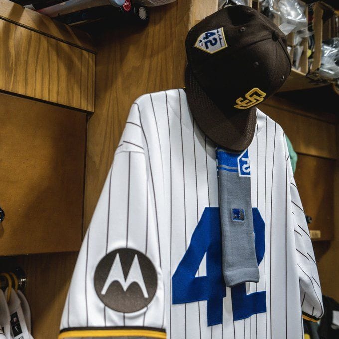 Brooklyn Nets head coach Jacque Vaughn pays tribute to legendary Jackie ...