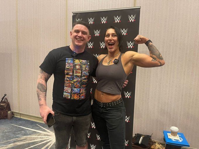 [PHOTO] Rhea Ripley kisses WWE Superstar's action figure