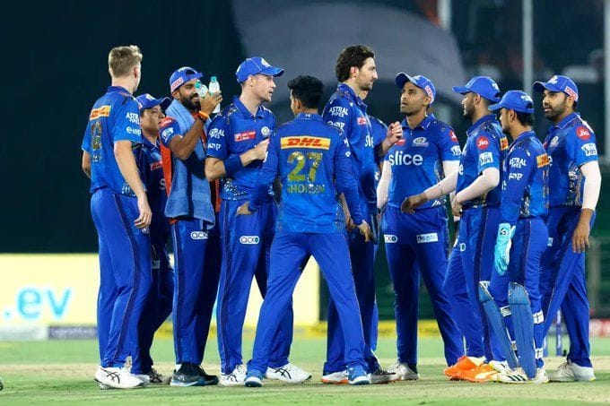 "Absolutely pathetic" - Fans tear apart MI for conceding 25 extras in ...