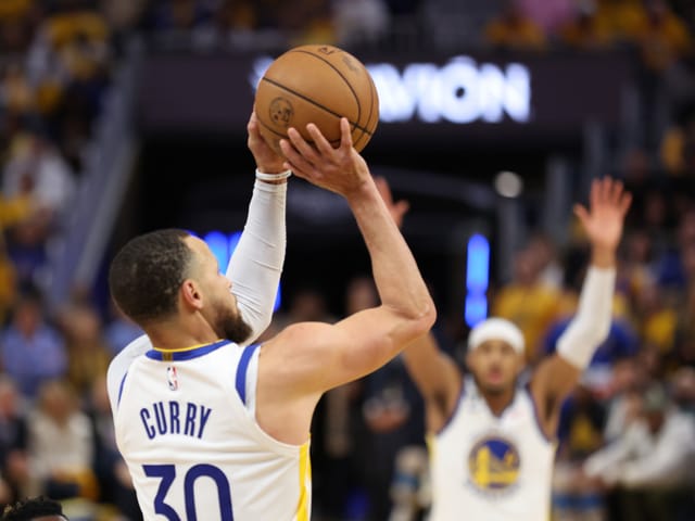 Watch: Steph Curry drains buzzer-beater to give Warriors an 11-point halftime lead