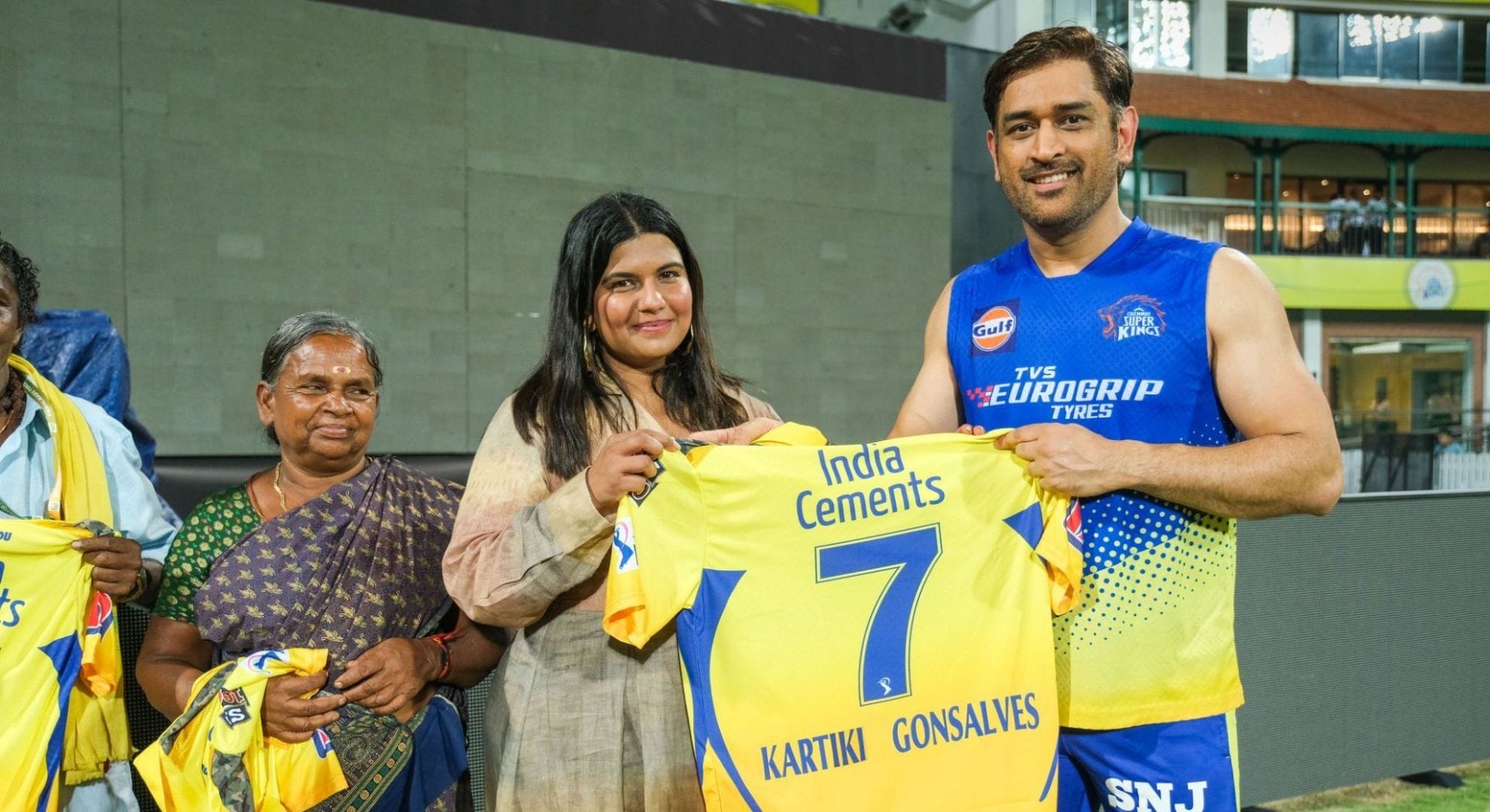 [Watch] MS Dhoni gifts CSK jerseys to Oscar-winning team ‘The Elephant ...
