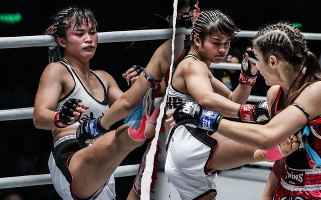 Alyse Anderson: Stamp Fairtex and Alma Juniku put on a Muay Thai ...