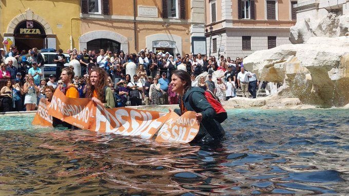 Trevi Fountain: “Prison time”: Rome’s Trevi Fountain turns black during ...