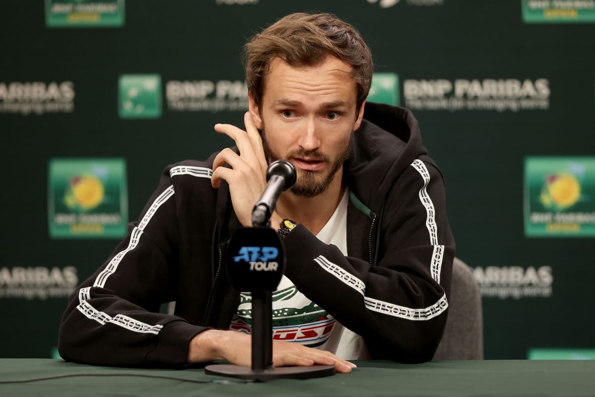 Daniil Medvedev yells at booing crowd to shut up after line call ...