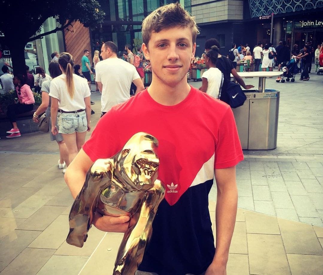 How tall is harry lewis?