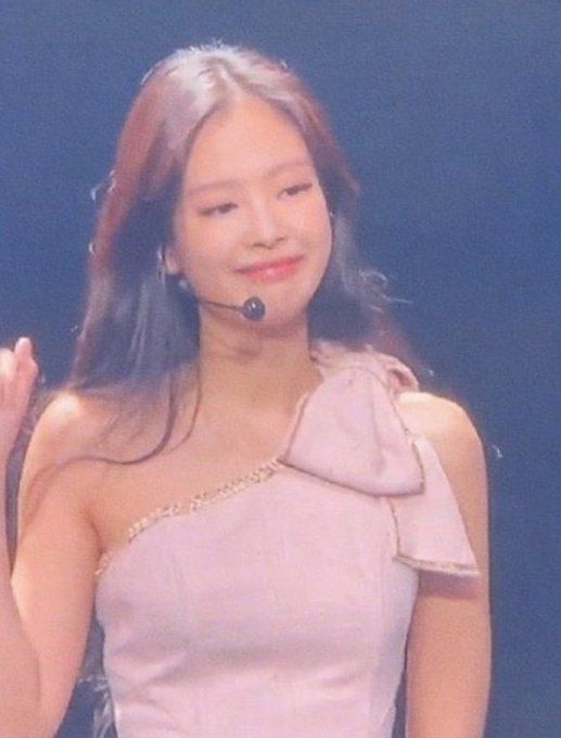 “You are so loved”: Audiences cheer for BLACKPINK’s Jennie as she stops ...