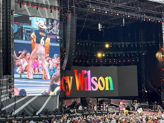 Who is Devlin Hodges' girlfriend, Lainey Wilson? Everything to know ...