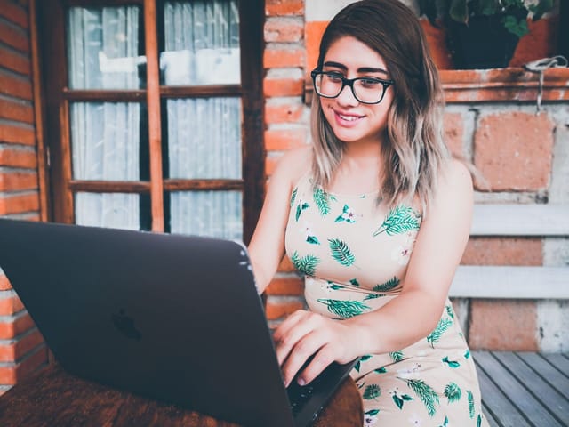 How to use Camera Reaction in video chat on your MacBook?