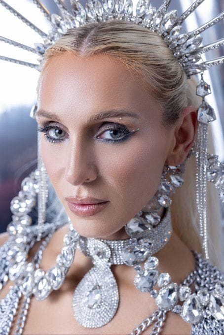 [PHOTO] Charlotte Flair dons her crown in spellbinding picture; leaves ...