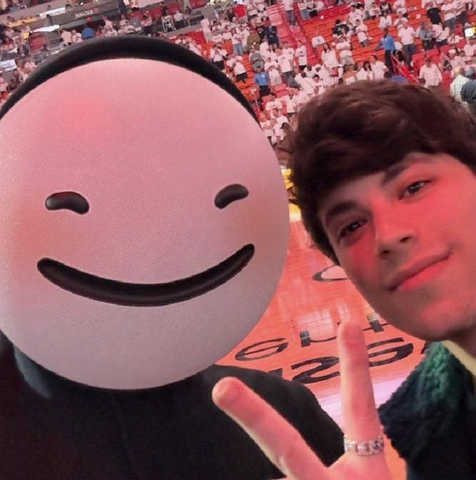 "This man is so addicted to getting constant attention" - Online ...